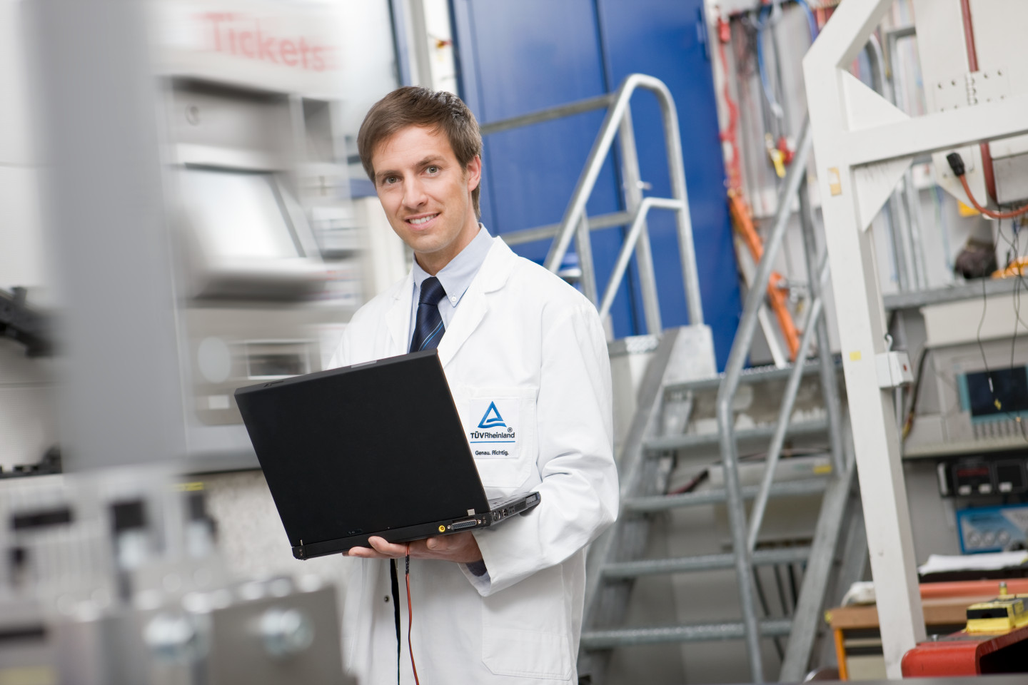 耐電圧試験／燃焼性試験 | JP | TÜV Rheinland