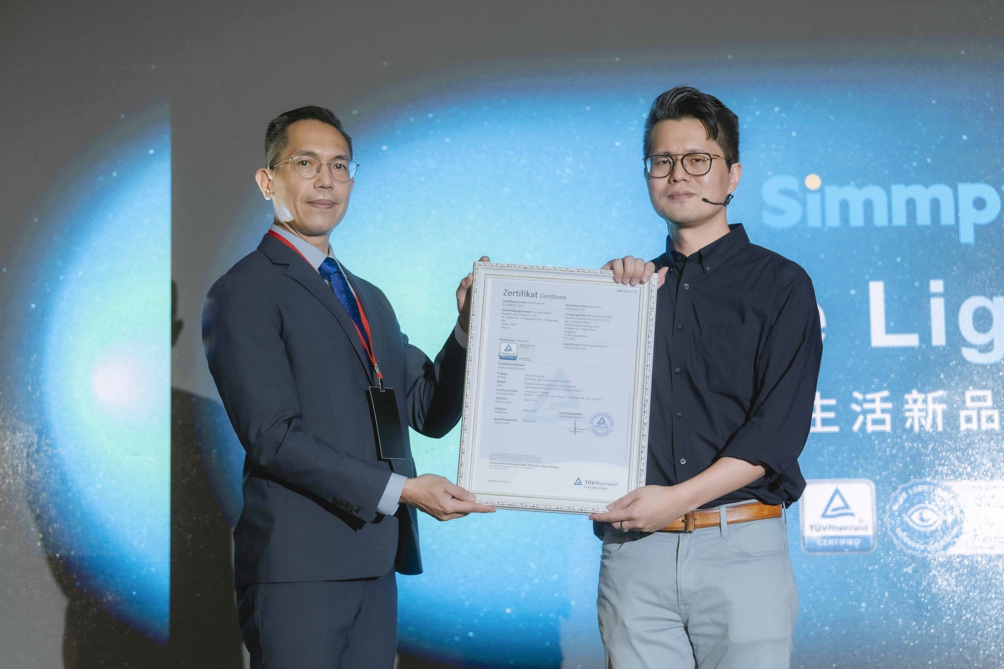 日常護眼升級：Simmpo 抗藍光保護貼獲德國萊因 80% 藍光衰減認證 | TÜV Rheinland