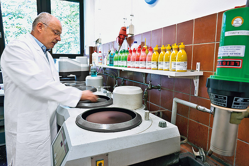 Metallography and Replica Testing | WO | TÜV Rheinland