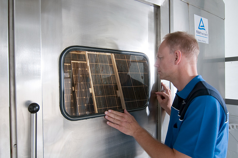 Environmental Simulation in Climate Chamber | WO | TÜV Rheinland